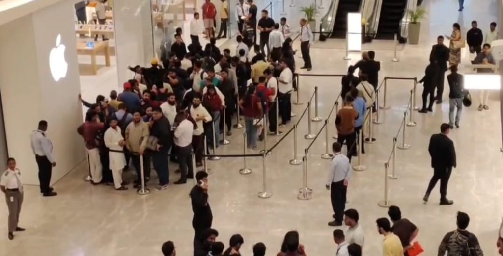 Apple iPhone 17 Launch in Pune: Huge Crowd at Koregaon Park Store as ...