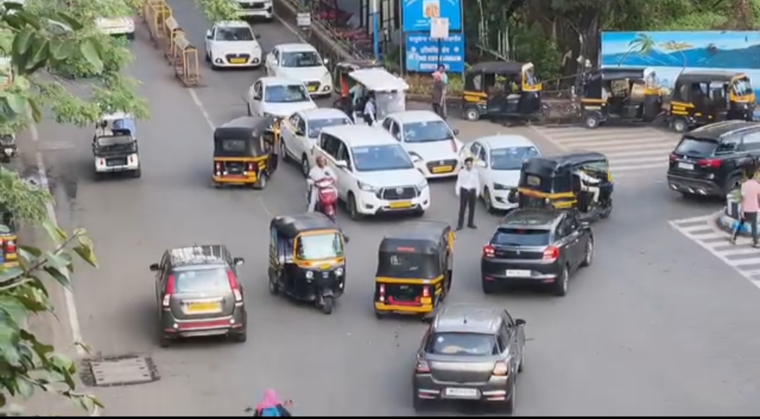 Traffic Chaos at Pune Airport Junction: Lack of Signals and Manpower ...
