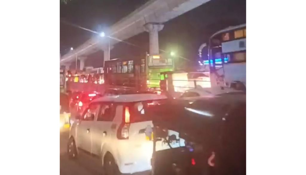 Massive Traffic Jams on Highways as Pune Residents Leave for Diwali ...