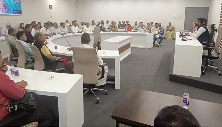 Pune: District Collector Holds Positive Talks With Farmers Affected by ...