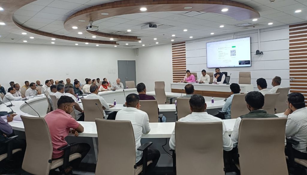 Pune: District Collector Holds Positive Talks With Farmers Affected by ...
