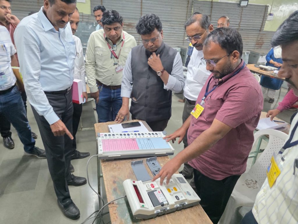 PMC Elections 2026: Municipal Commissioner Inspects Voting Machines and ...