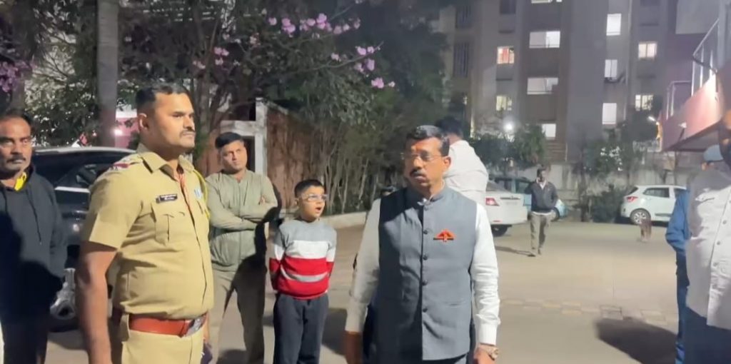 Pune: Stones Pelted at Nana Bhangire’s Car, Shiv Sena Candidate Sarika ...