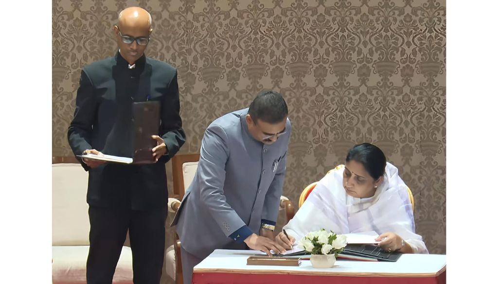Sunetra Pawar Sworn In as Maharashtra Deputy Chief Minister After Ajit ...
