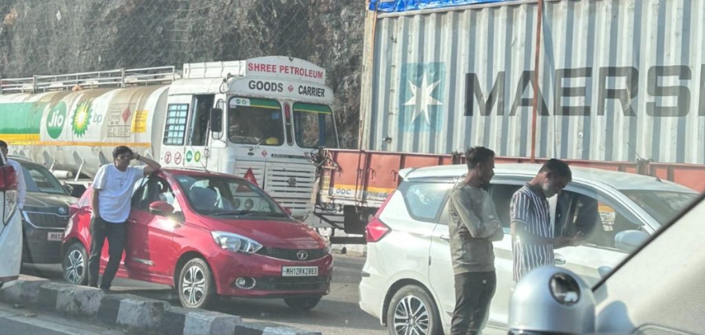 Weekend Rush Brings Mumbai–Pune Expressway to a Crawl; Commuters Face ...