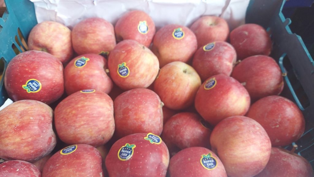 Iran War Impact: Apple Prices Rise Rs 40/kg in Pune as 900 Fruit ...